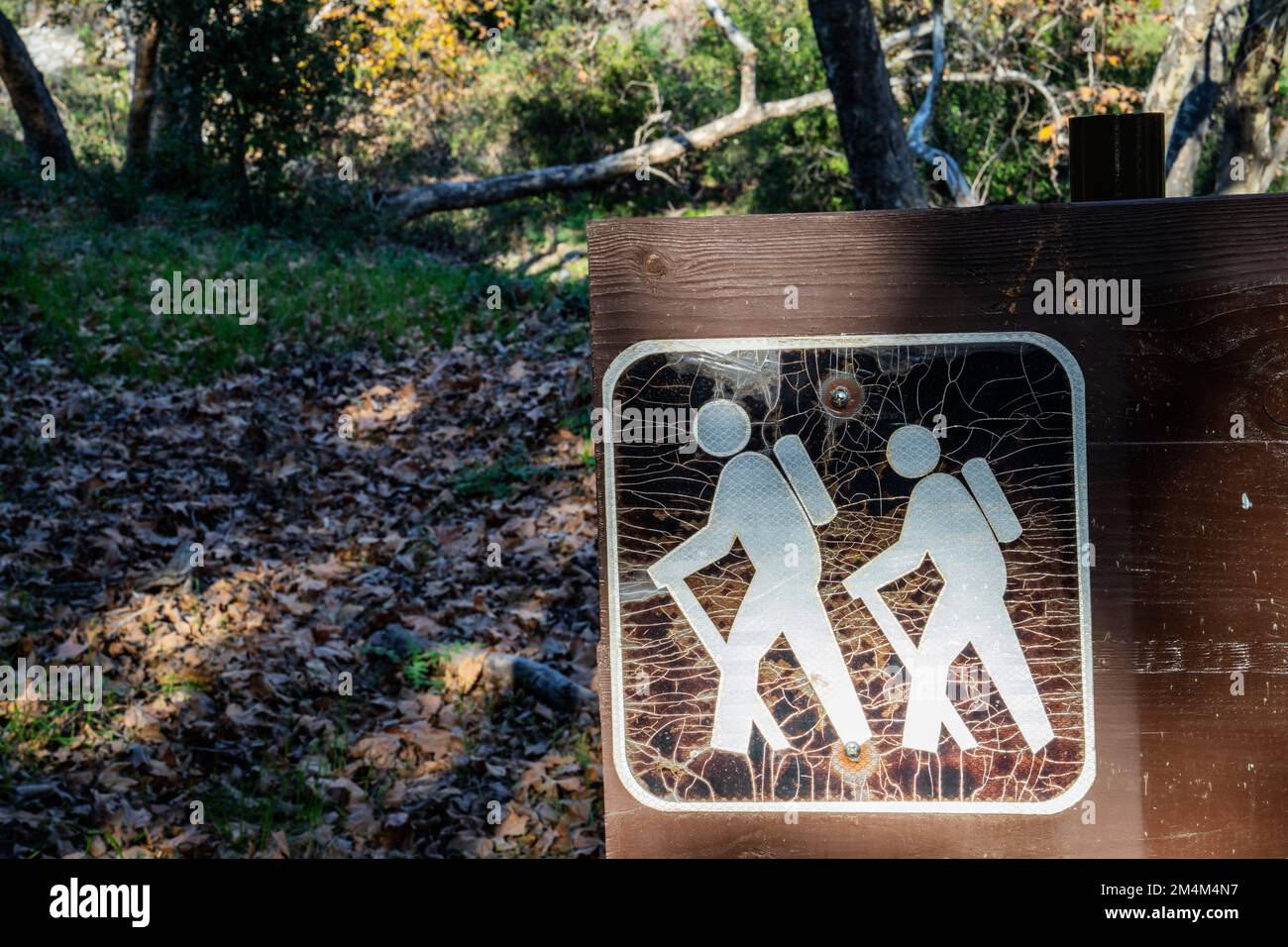 A sign marks a hiking trail in Southern California Stock Photo - Alamy