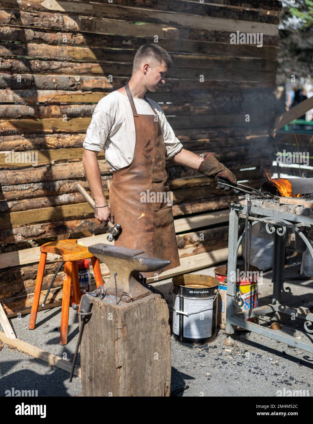 Pressure forging hi-res stock photography and images - Alamy