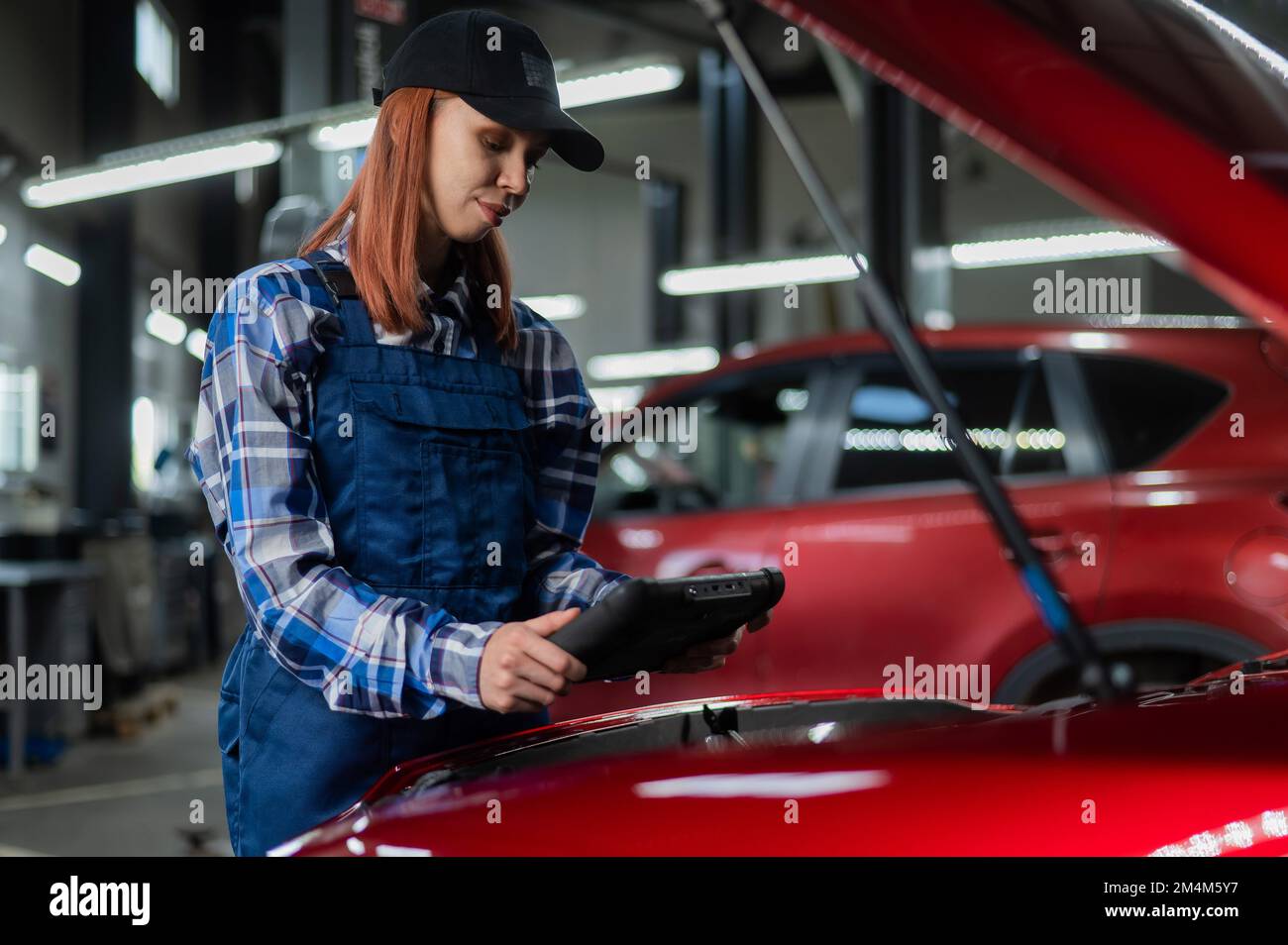 Female mechanic servicing car hi-res stock photography and images - Alamy