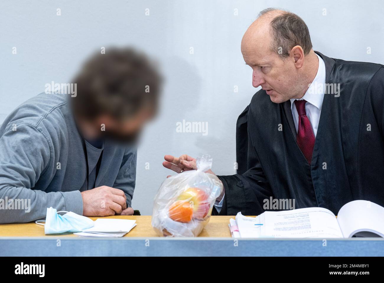 Landshut, Germany. 22nd Dec, 2022. The defendant (l) talks to his ...
