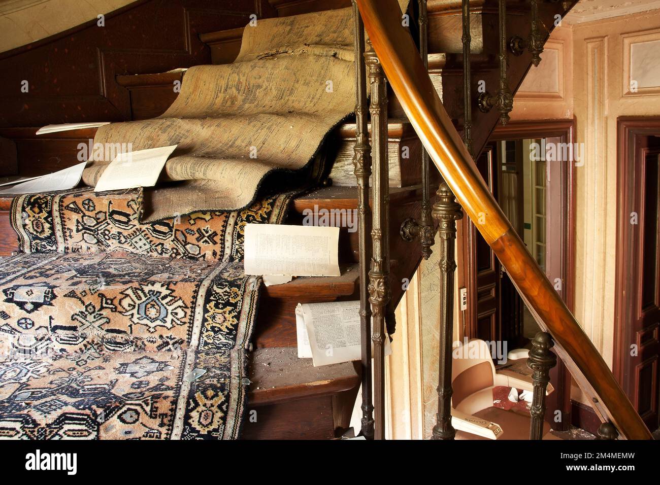 Room ransacked hi-res stock photography and images - Alamy