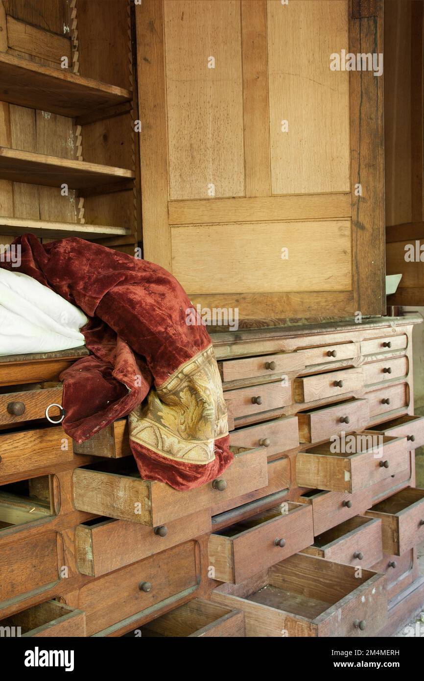 Room ransacked hi-res stock photography and images - Alamy