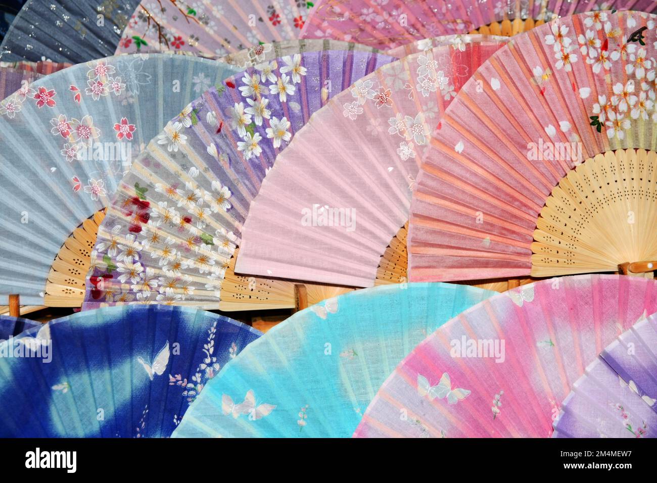 Japanese traditional silk fans Stock Photo - Alamy