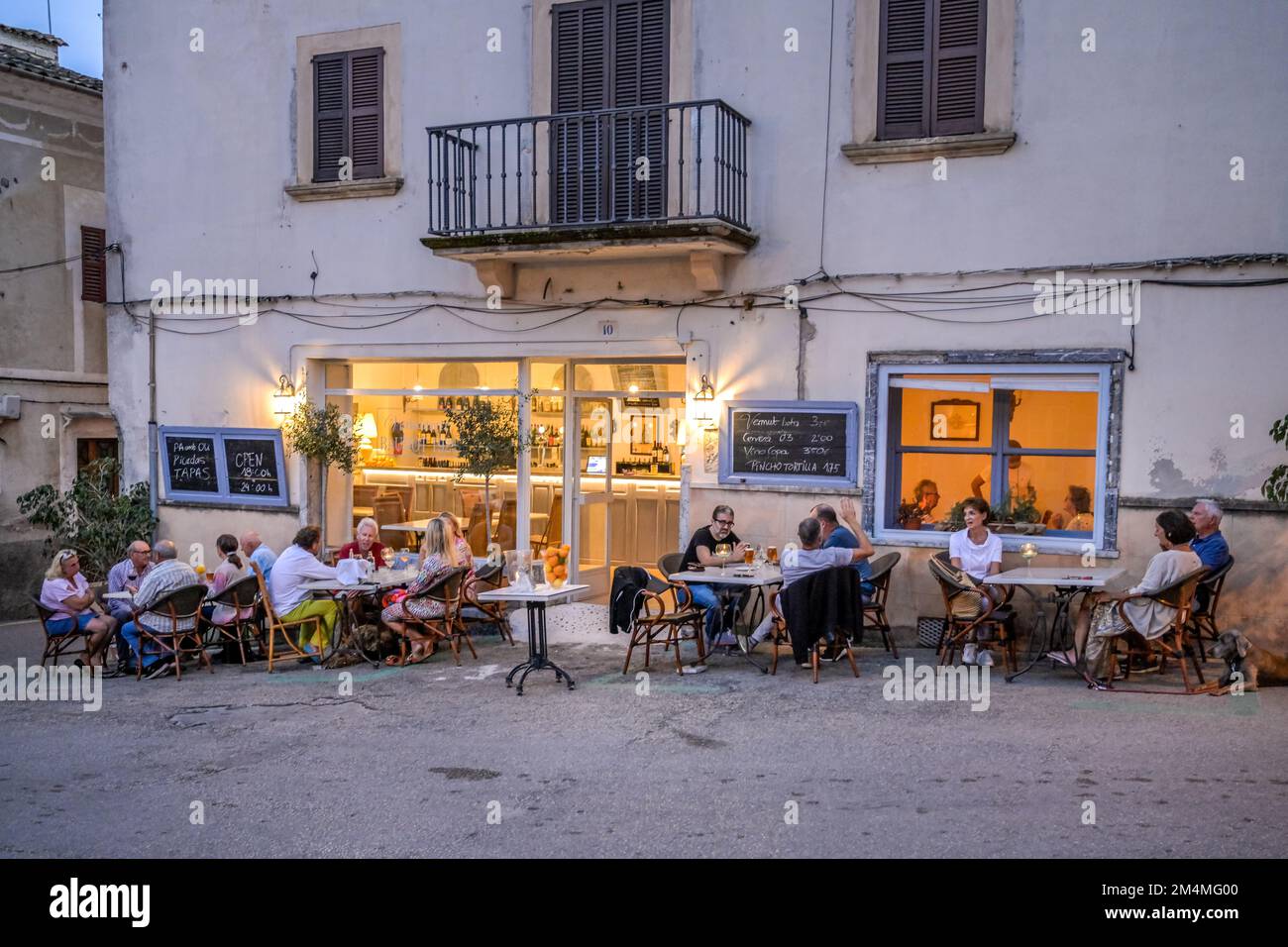 Restaurant, Altstadt, Arta, Mallorca, Spanien Stock Photo - Alamy