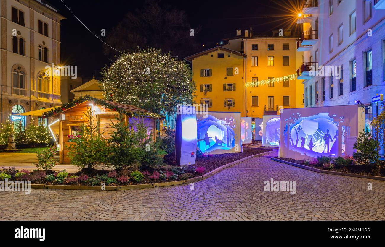 Night street lighting hi-res stock photography and images - Alamy