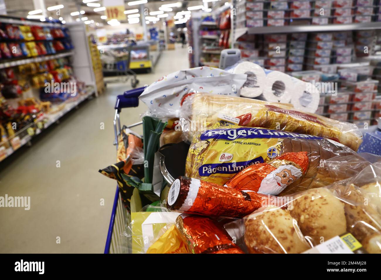 City Gross grocery store a few days before Christmas Eve Stock Photo ...