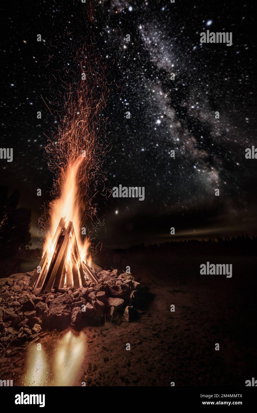 Night campfire arctic hi-res stock photography and images - Alamy