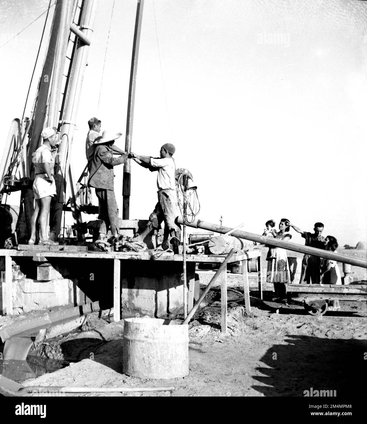 North Africa Pix - Well-Drilling at Arram, Tunisia. Photographs of ...