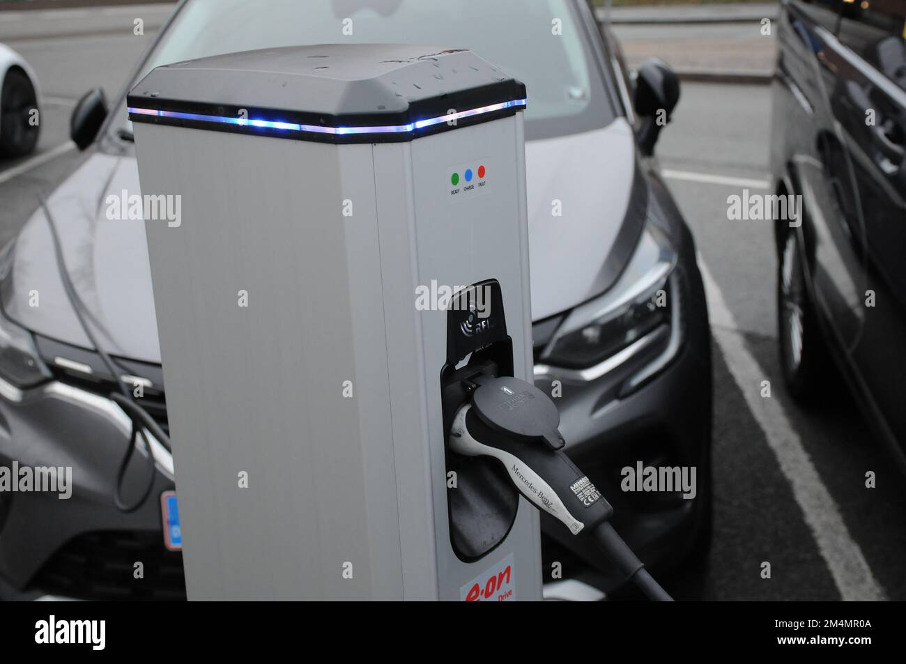 Electric charge pointy hi-res stock photography and images - Alamy