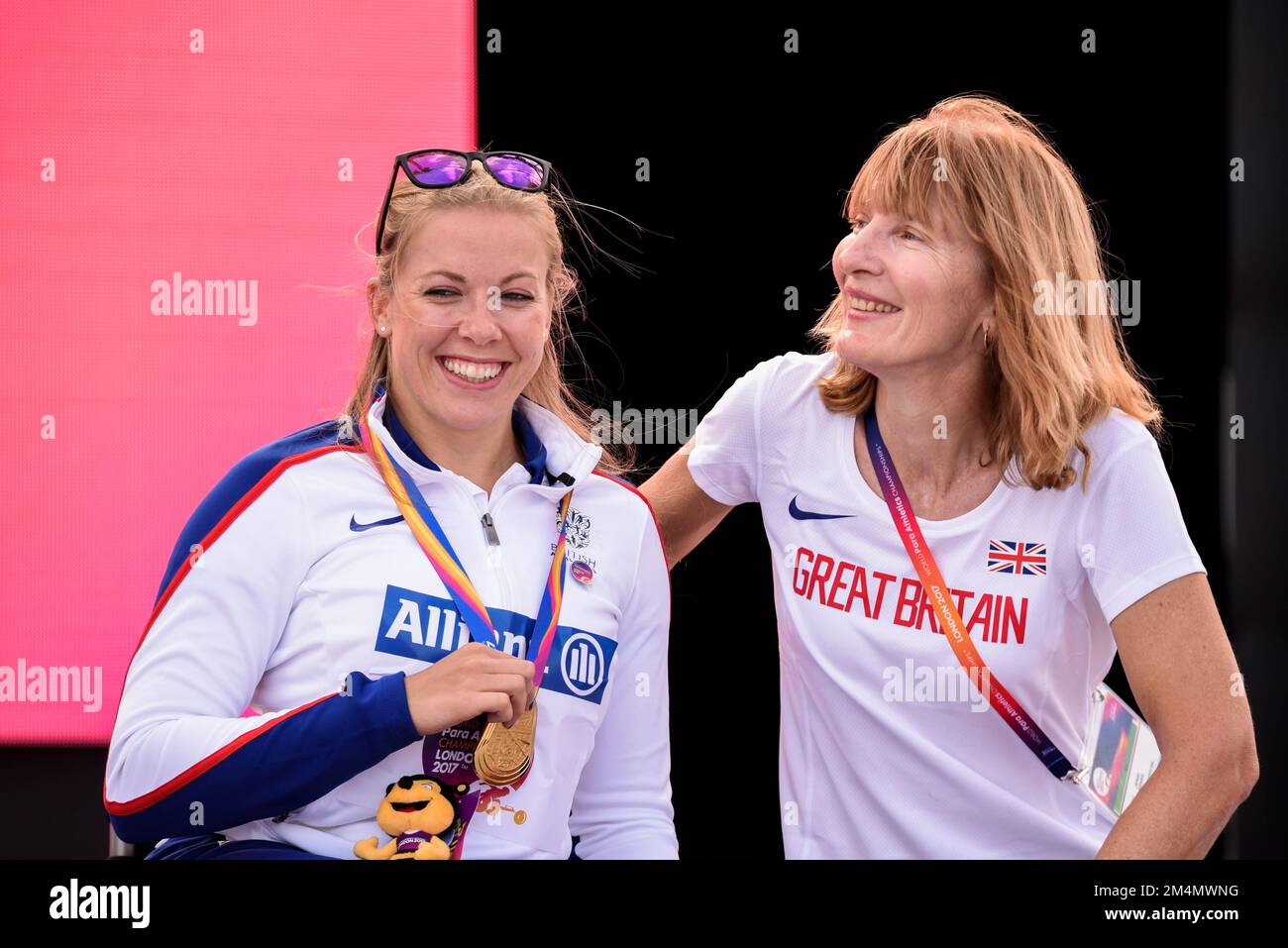 Hannah Cockroft with coach Jenni Banks and gold medal at the World Para ...