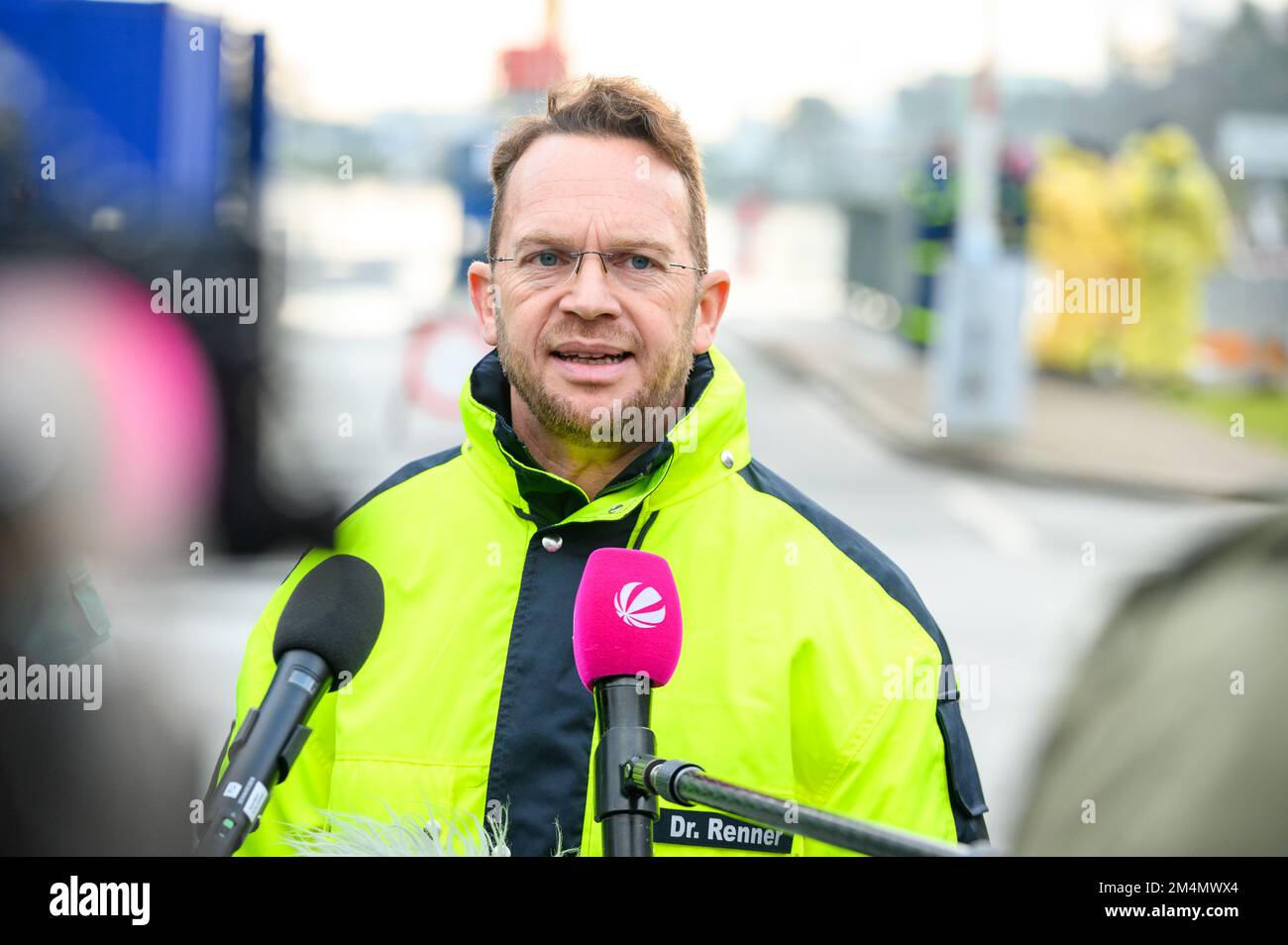 22 December 2022, Schleswig-Holstein, Brunsbüttel: Robby Renner ...