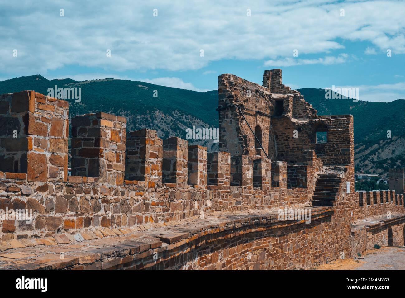 Ancient wall broken hi-res stock photography and images - Alamy