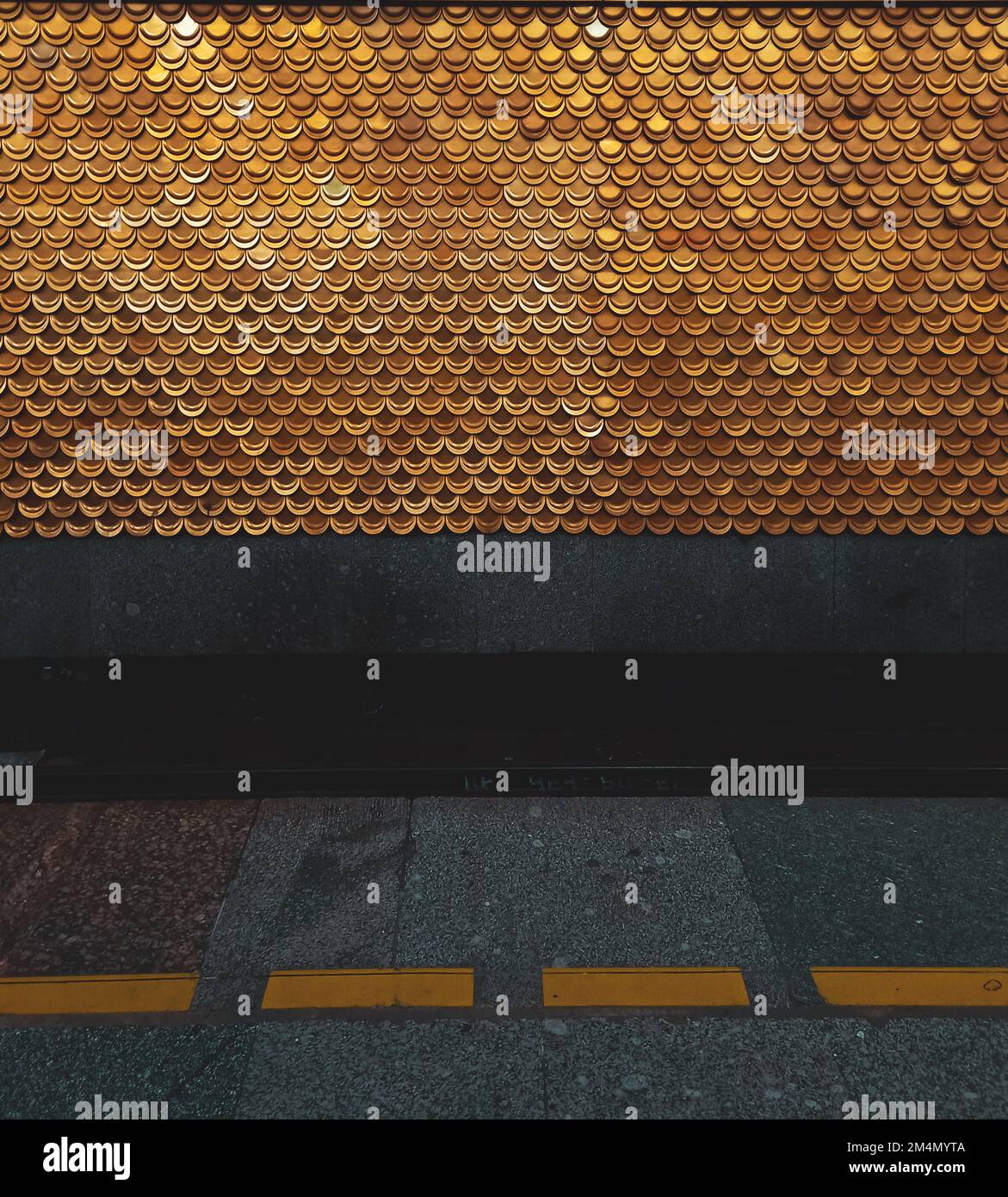 Station platform scales hi-res stock photography and images - Alamy