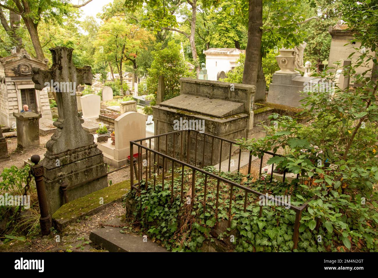 Striking view of Père Lachaise, Cemetery, Cimetière du Père-Lachaise ...