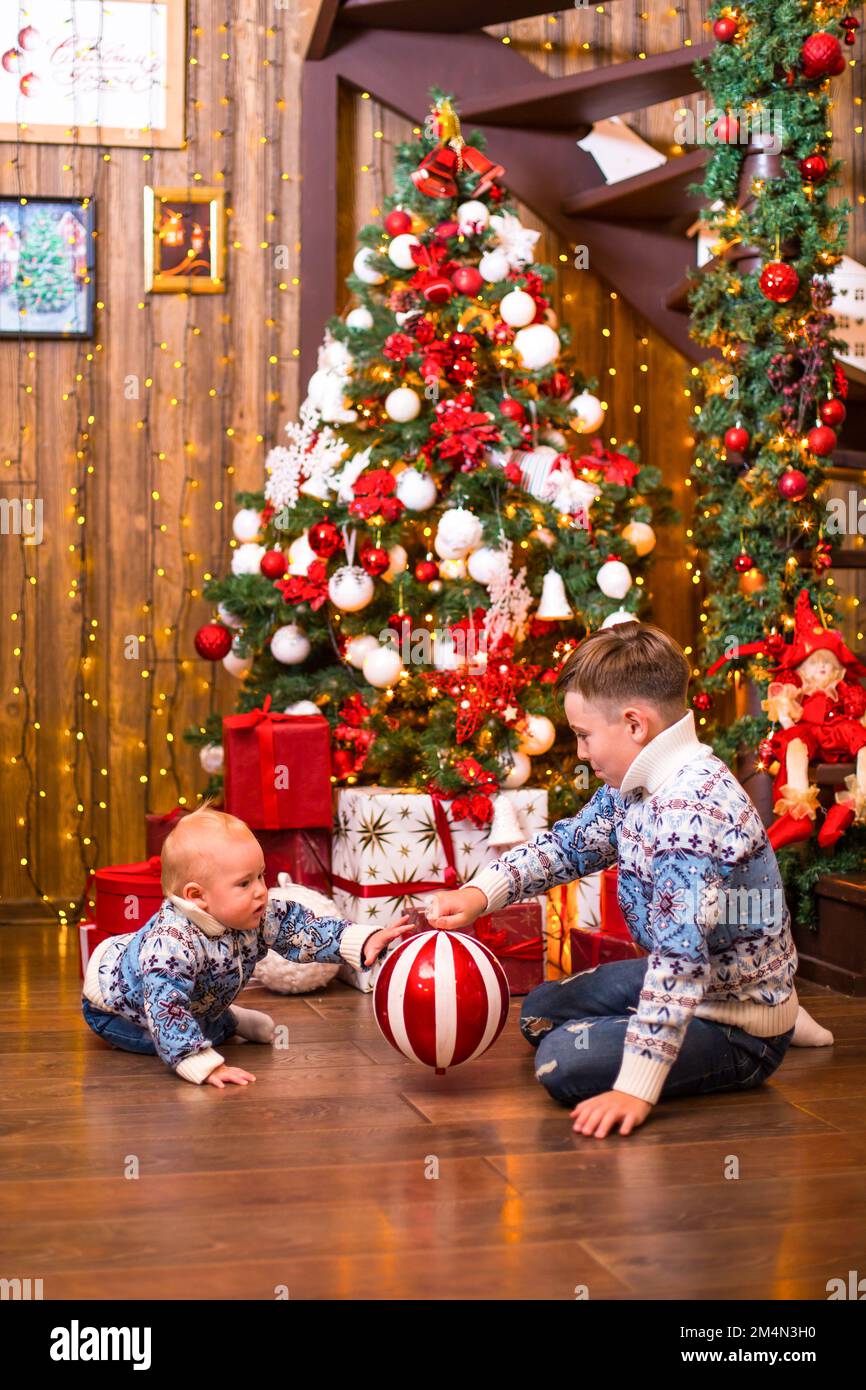 Kids playing under tree hi-res stock photography and images - Alamy