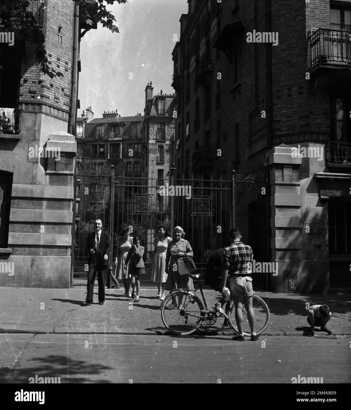 French Worker - Day in the Life of a French Worker. Photographs of ...