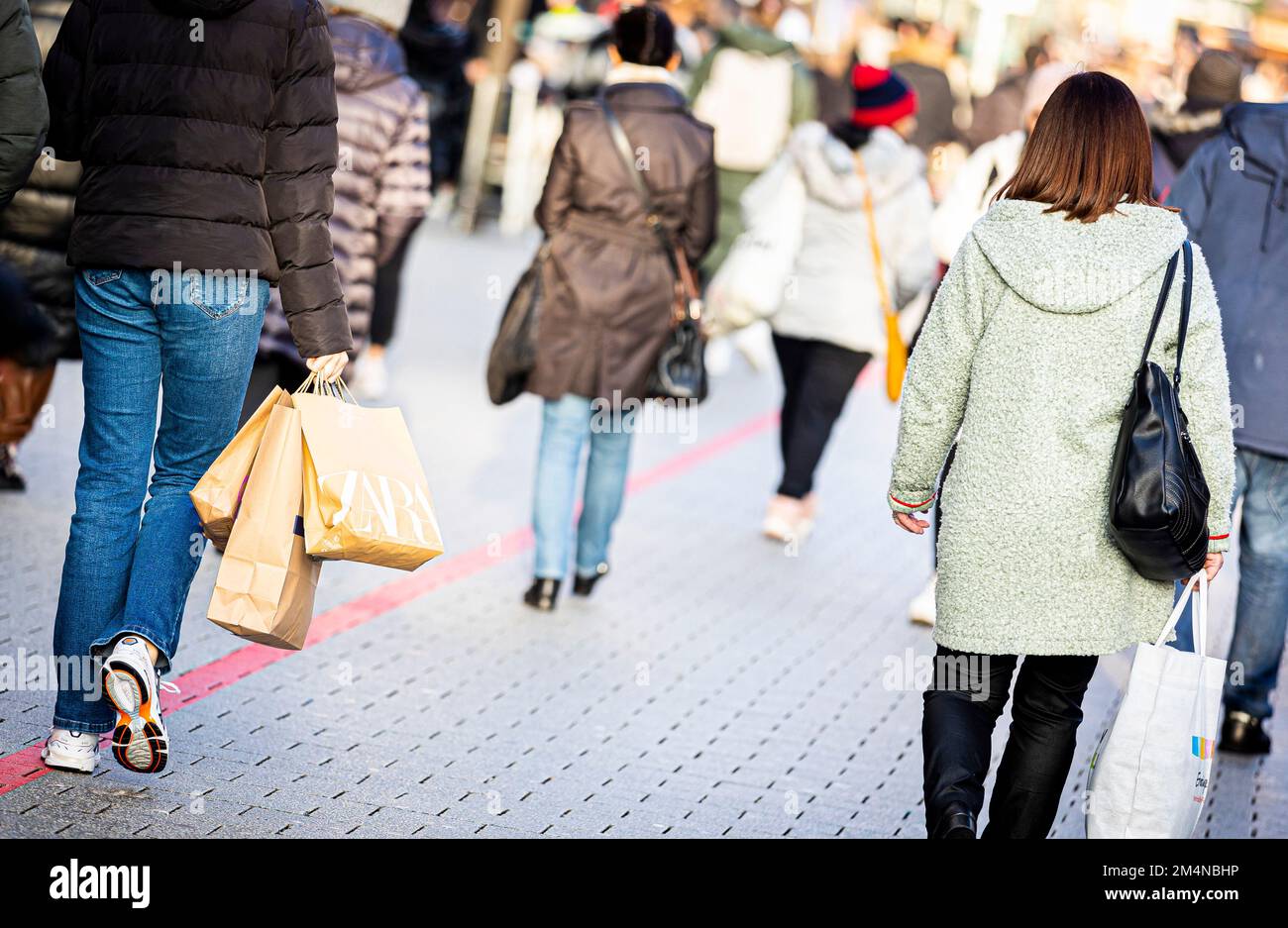 Hanover, Germany. 22nd Dec, 2022. Passers-by walk through the ...