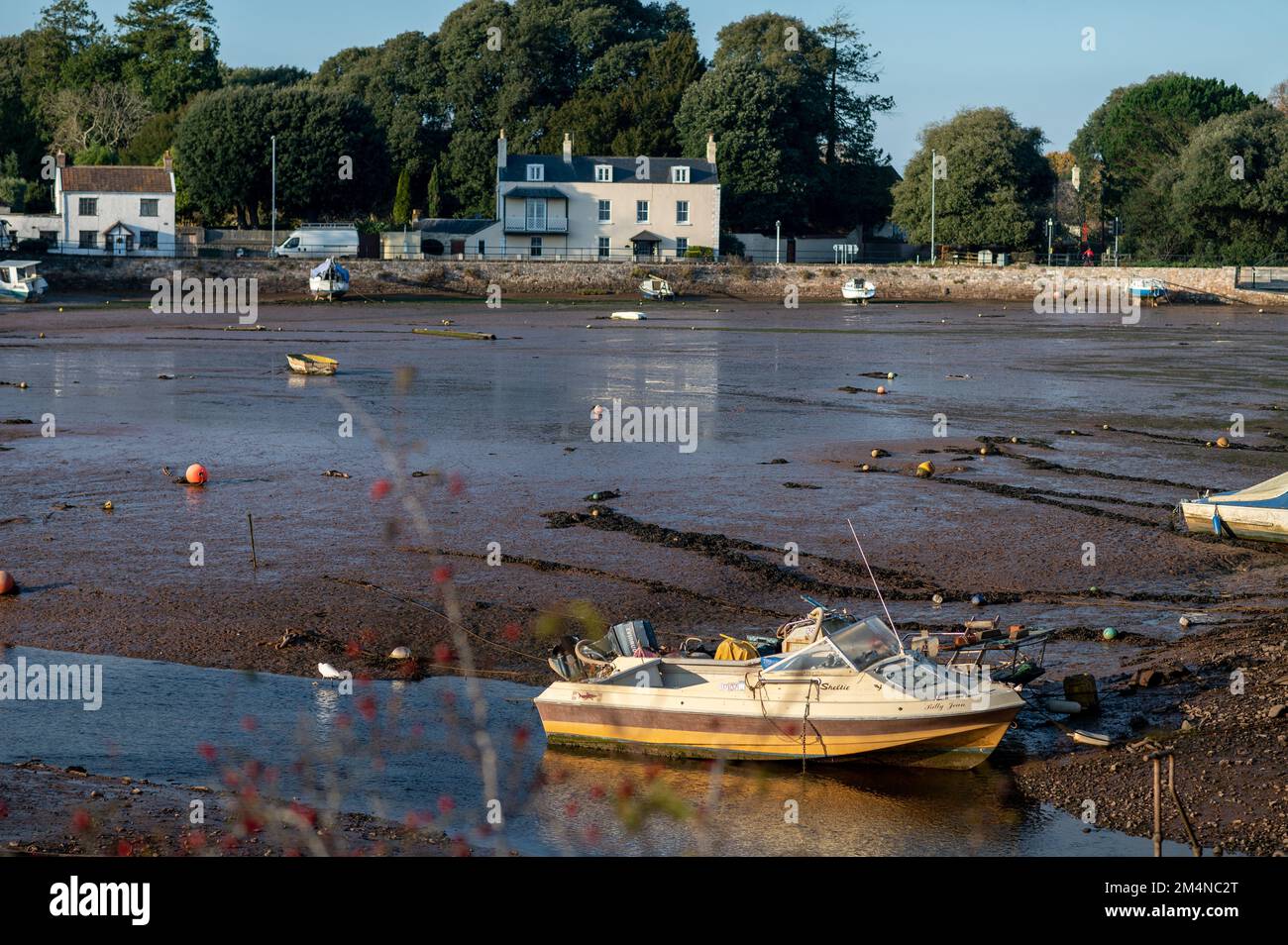 Boats stranded at low tide in Cockwood Bay near Dawlish Stock Photo - Alamy