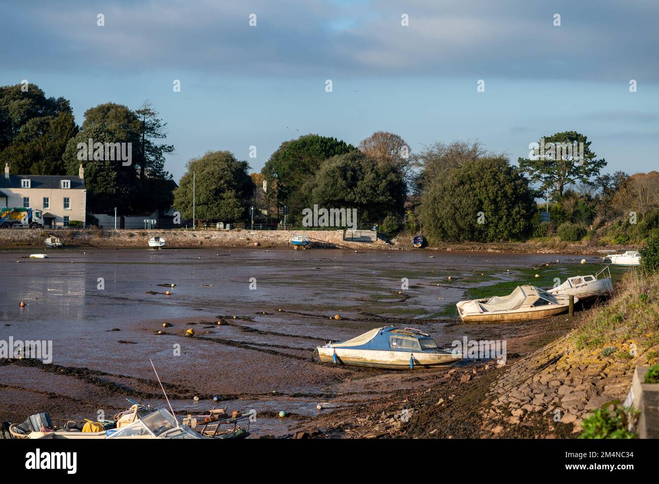 Boats stranded at low tide in Cockwood Bay near Dawlish Stock Photo - Alamy
