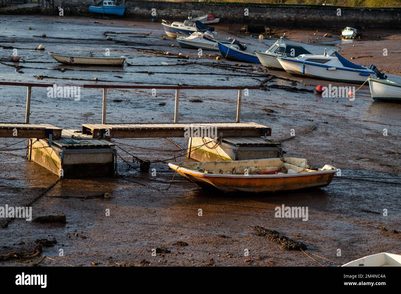 Boats stranded at low tide in Cockwood Bay near Dawlish Stock Photo - Alamy