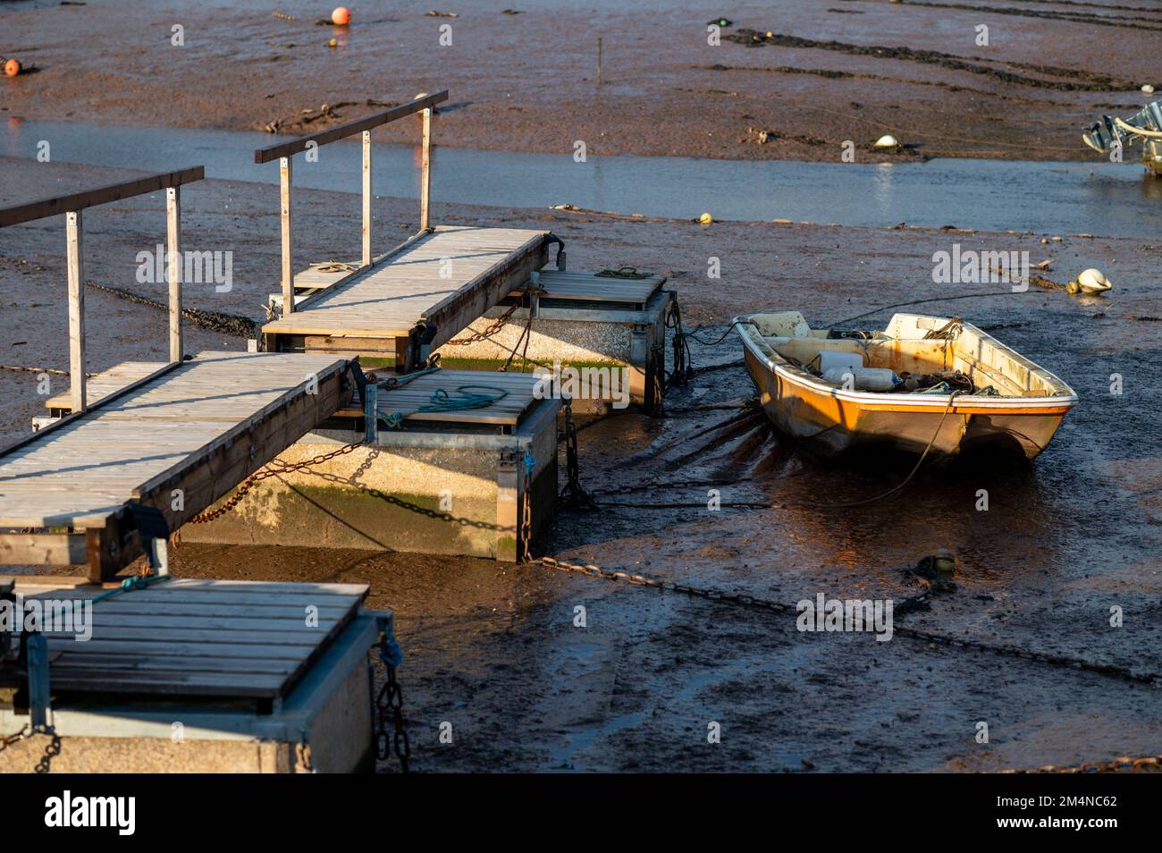 Boats stranded at low tide in Cockwood Bay near Dawlish Stock Photo - Alamy