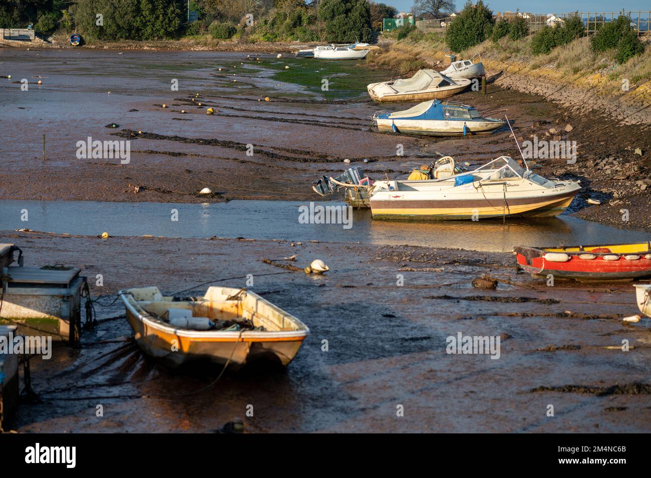 Boats stranded at low tide in Cockwood Bay near Dawlish Stock Photo - Alamy