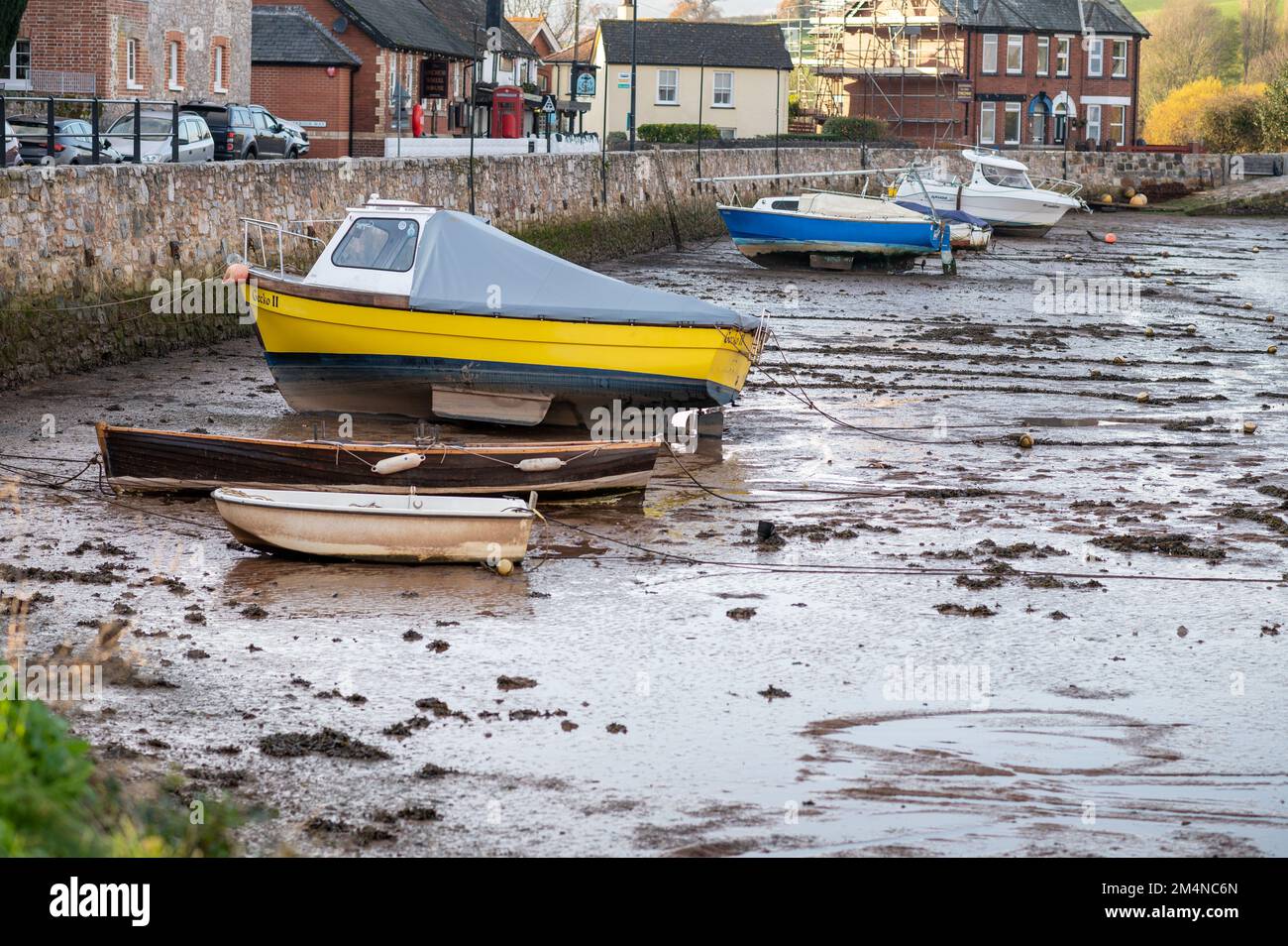 Boats stranded at low tide in Cockwood Bay near Dawlish Stock Photo - Alamy