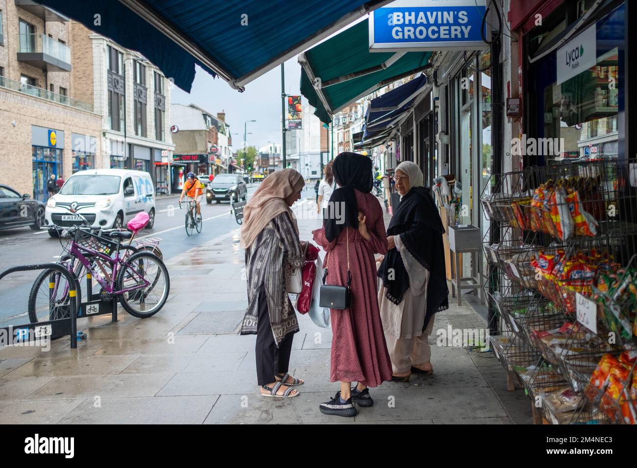 London- September 2022: High street scene on Upper Tooting Road in ...