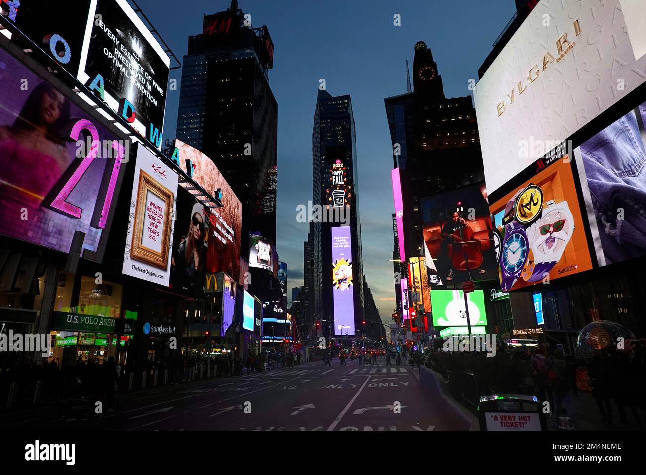 Times square with lights at night hi-res stock photography and images ...
