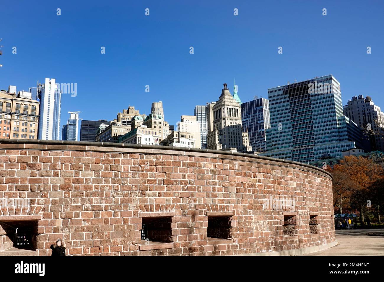 View of Lower Manhattan behind Castle Clinton Stock Photo - Alamy