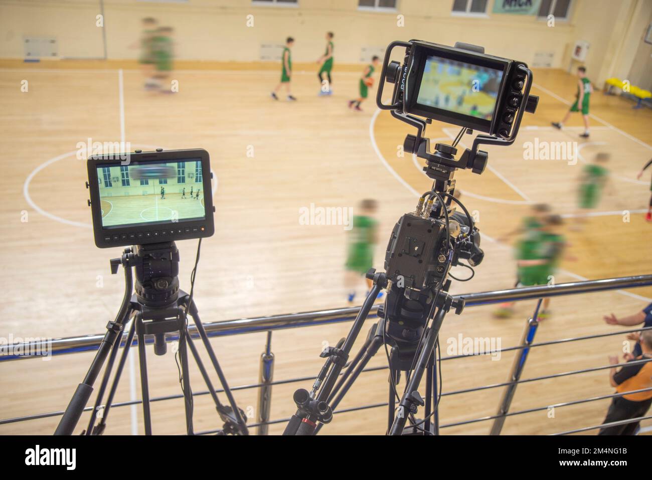 Basketball game on tv hi-res stock photography and images - Alamy