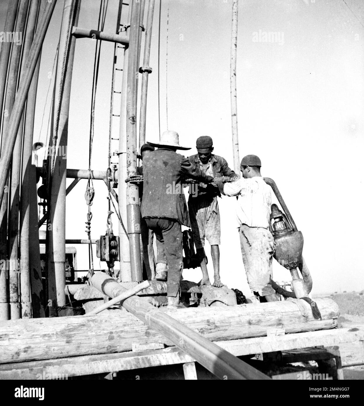 North Africa Pix - Well-Drilling at Arram, Tunisia. Photographs of ...
