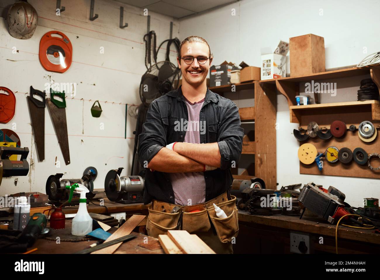 Carpenter men teamwork manufacturing hi-res stock photography and ...