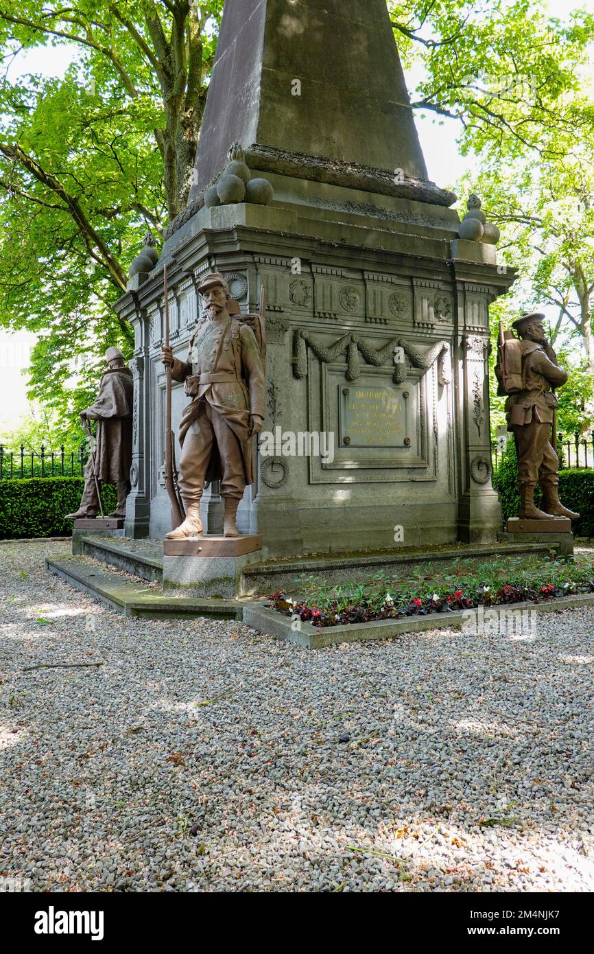 Père Lachaise Cemetery monument to soldiers who died during the siege ...