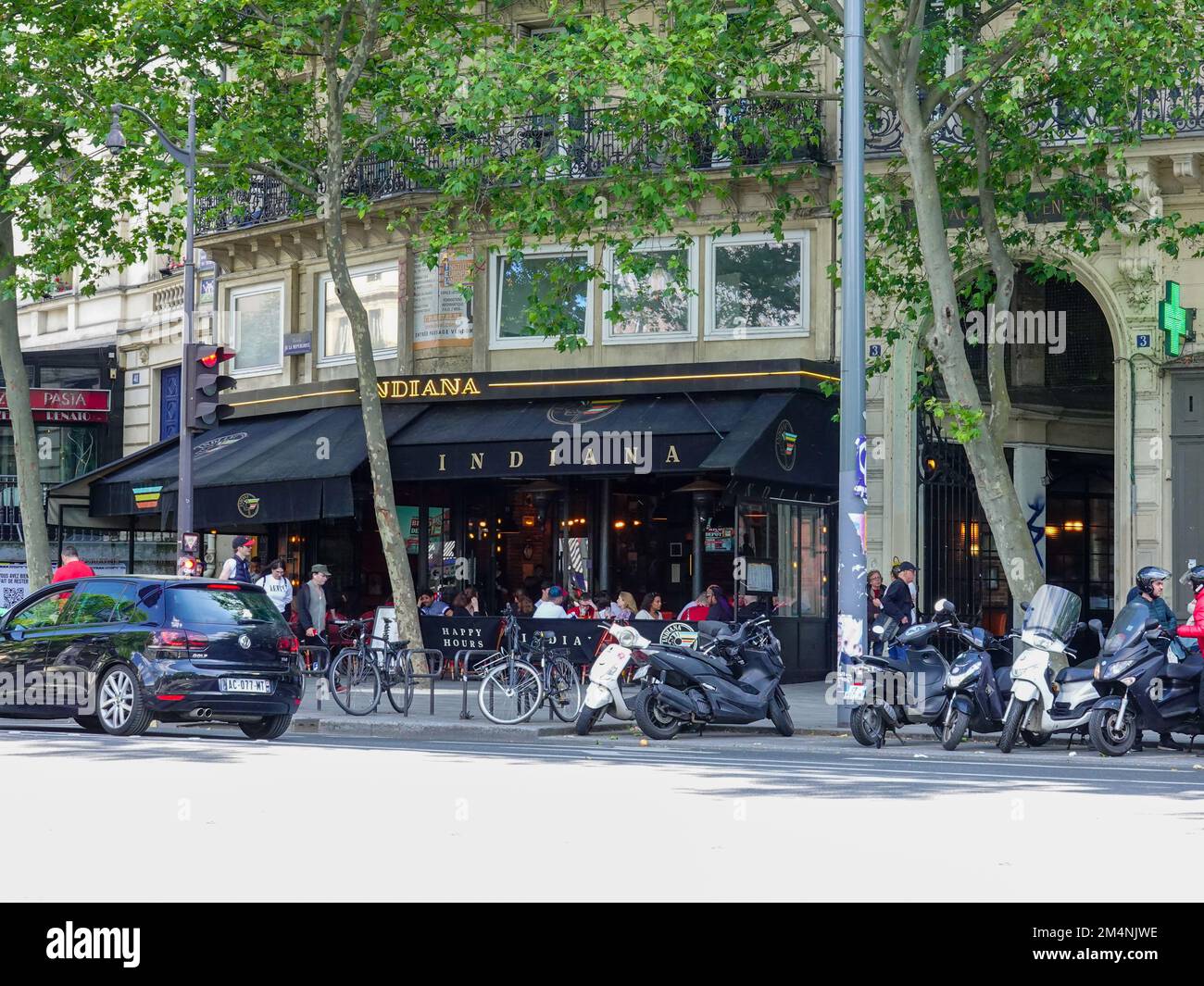 People eating outside in the terrace at the Indiana Cafe, Place de la ...
