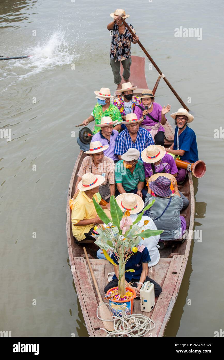 Traditional People on a woodboat at the Floating Market at the Klong ...