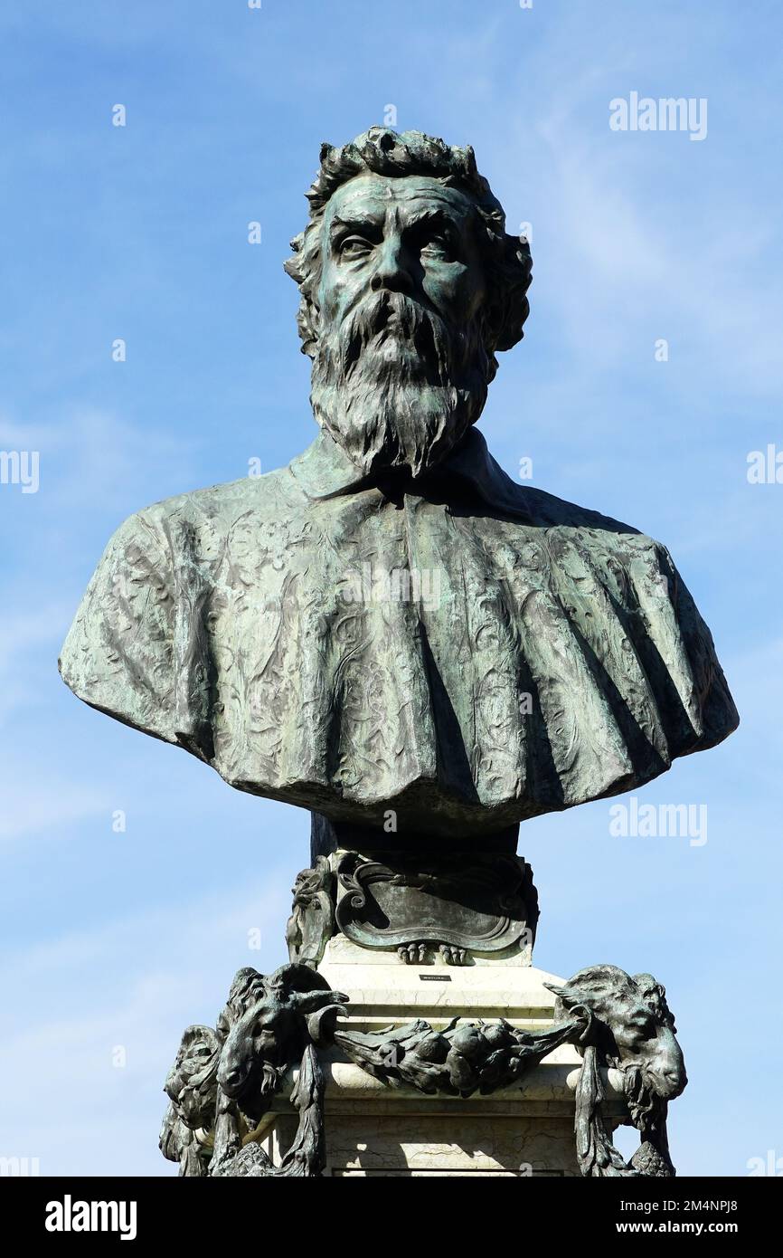 Bust of Benvenuto Cellini, Ponte Vecchio, Old Bridge, Firenze, Florence ...