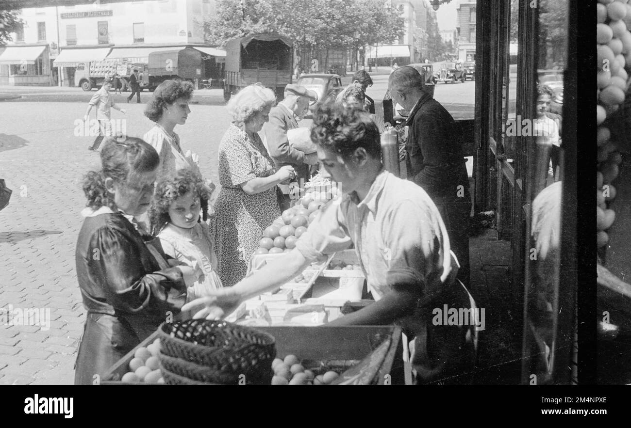 French Worker - Day in the Life of a French Worker. Photographs of ...