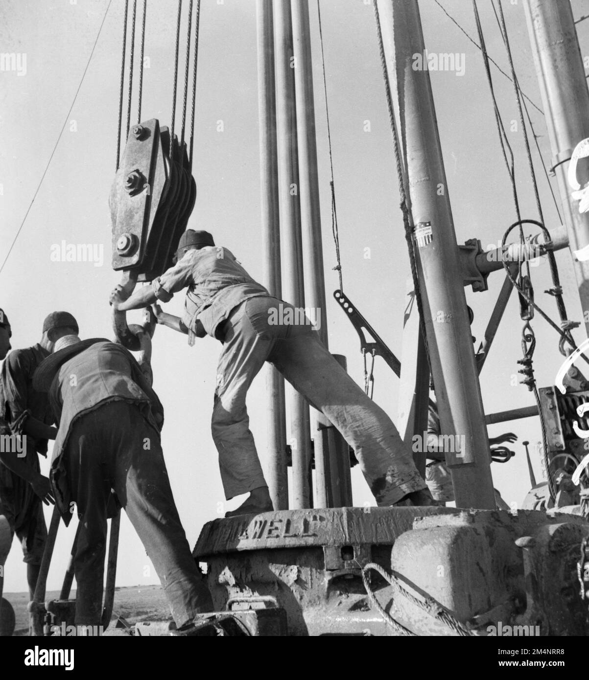 North Africa Pix - Well-Drilling at Arram, Tunisia. Photographs of ...