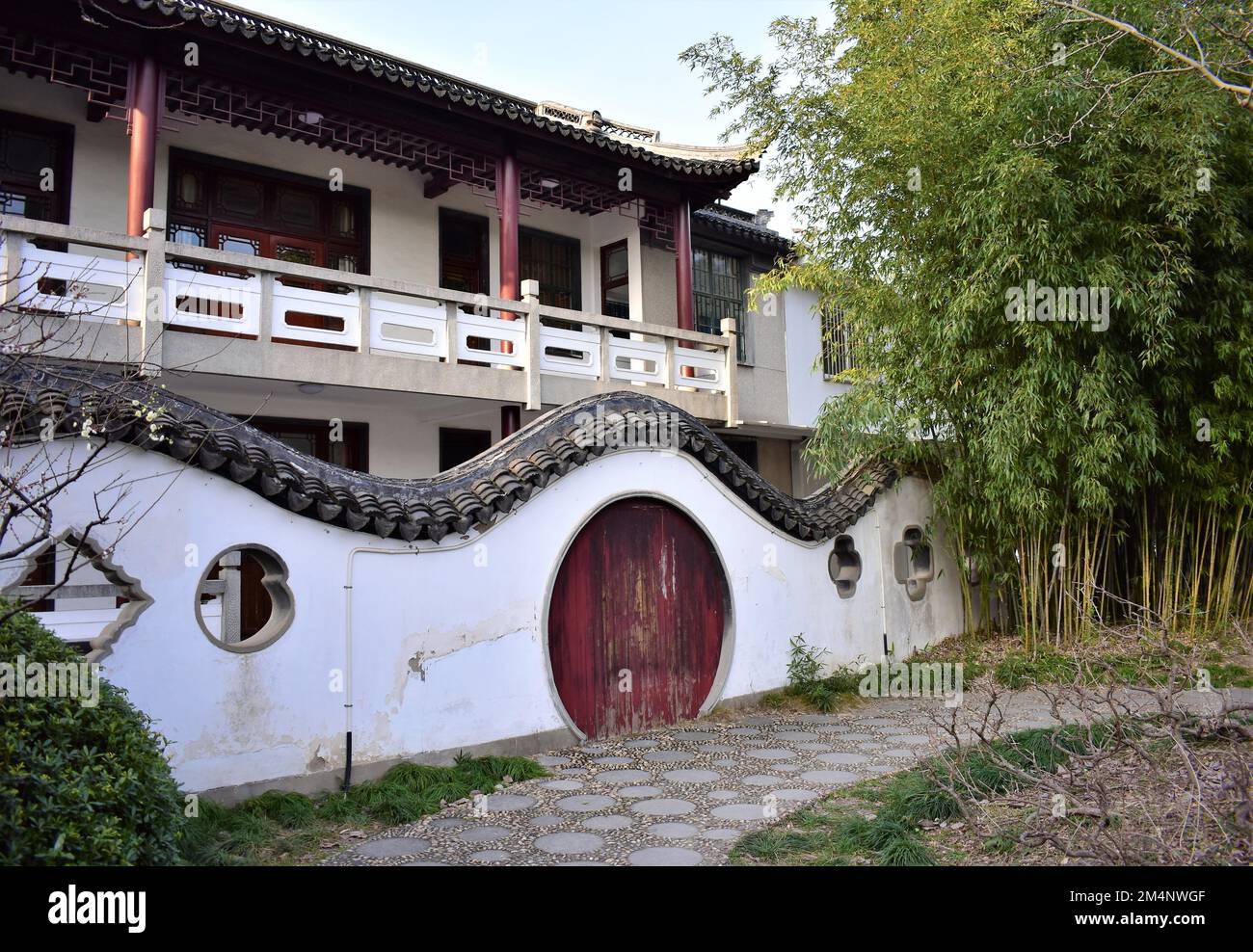 Chinese moon gate hi-res stock photography and images - Alamy