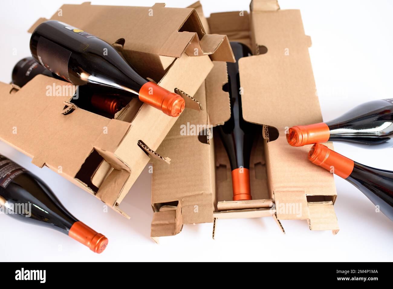 Cardboard boxes for transporting wine and sending it to wine clubs ...