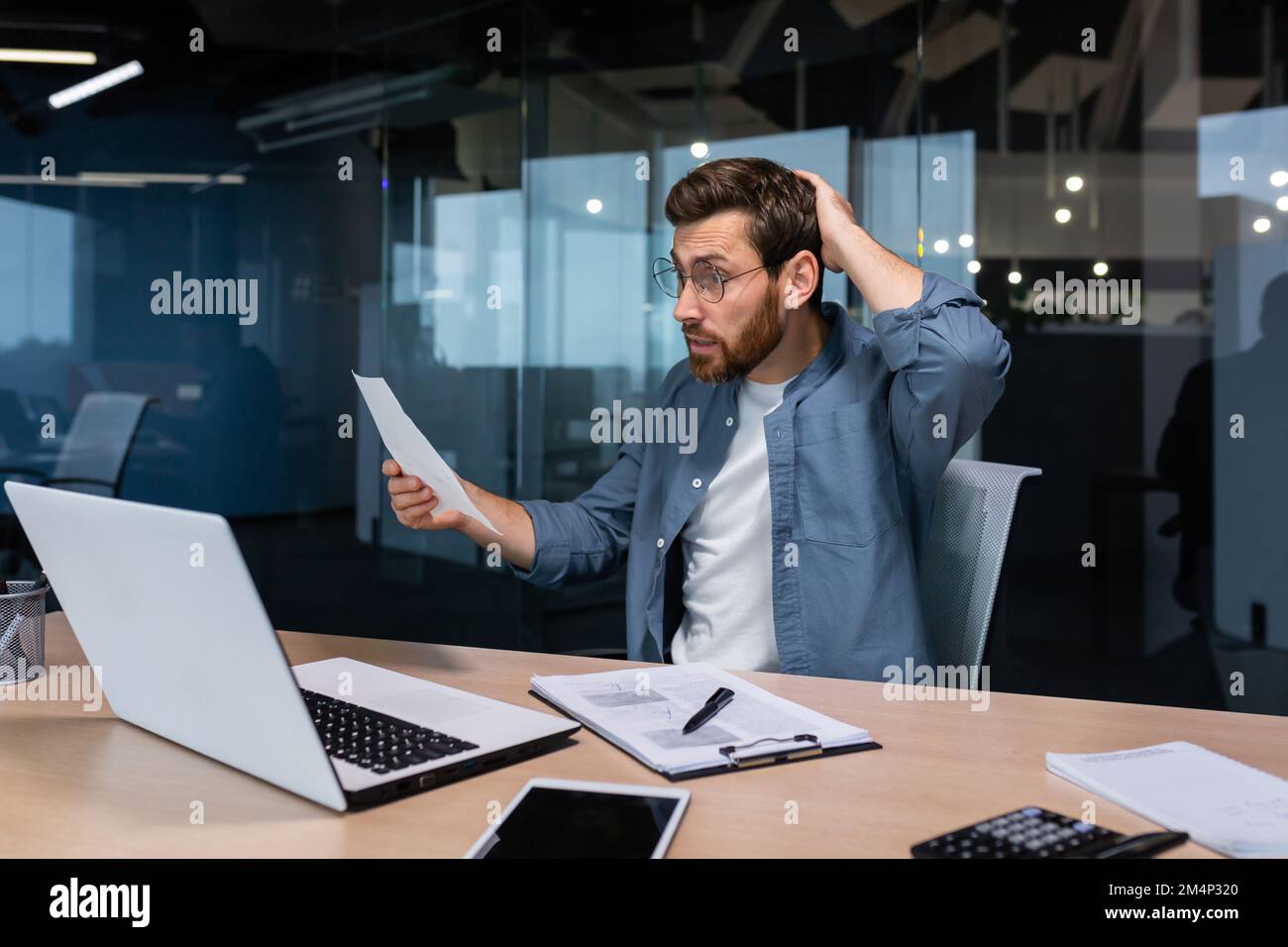 Shocked employee sitting desk hi-res stock photography and images - Alamy