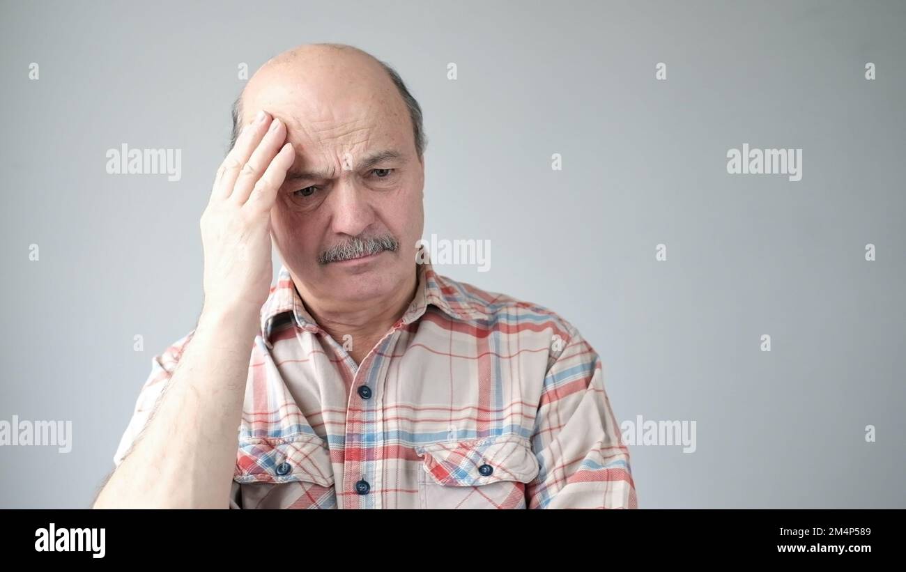 Senior caucasian man showing how much his head hurts, experiencing pain ...