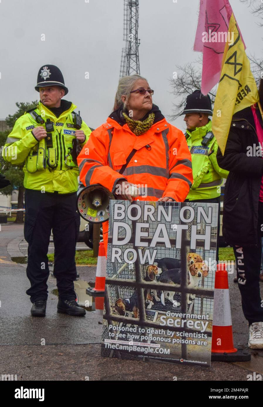 Huntingdon, UK. 22nd Dec, 2022. An activist holds a placard calling for ...