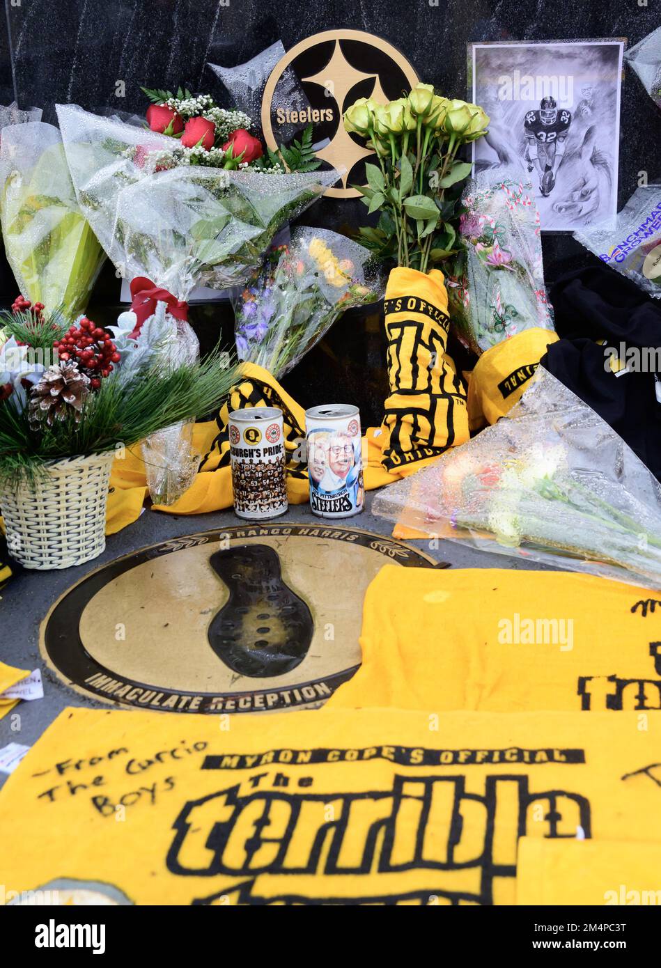 Pittsburgh, United States. 22nd Dec, 2022. Fans leave remembrances at ...