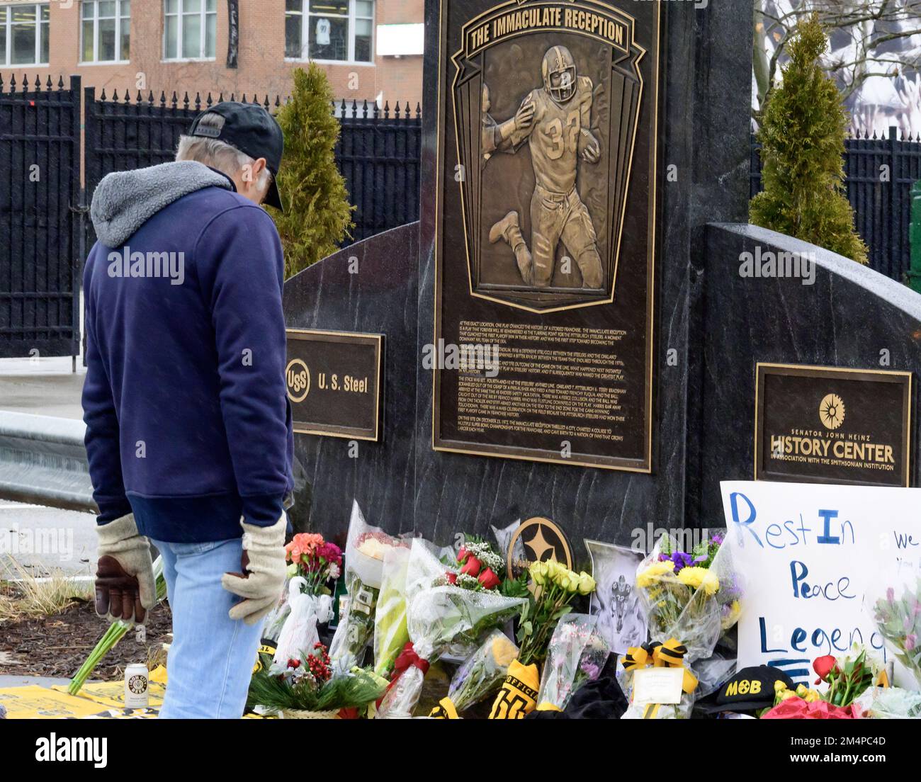 Pittsburgh, United States. 22nd Dec, 2022. Fans visit the memorial for ...