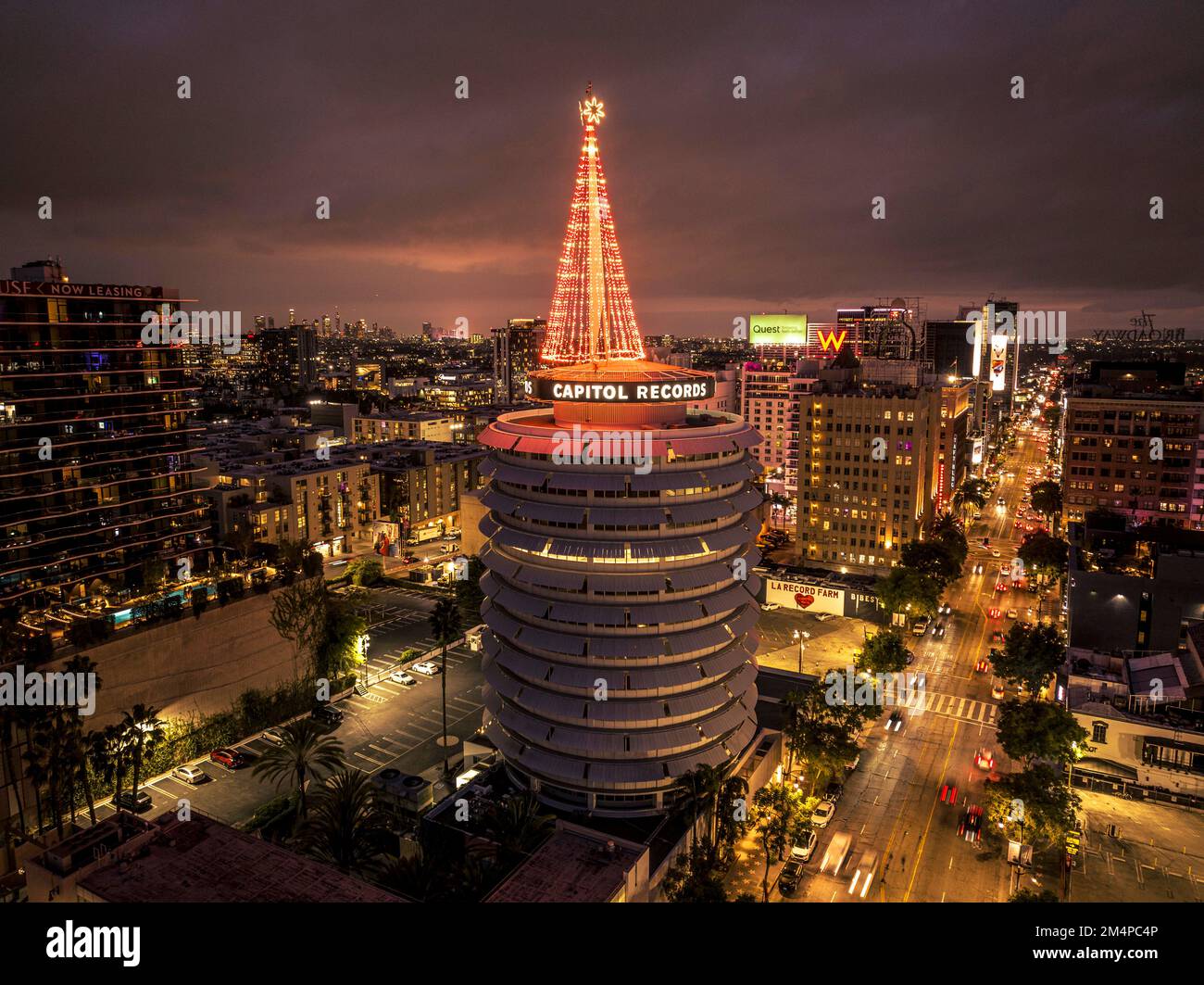 Christmas tree lights on top of the iconic Capital Records building in ...
