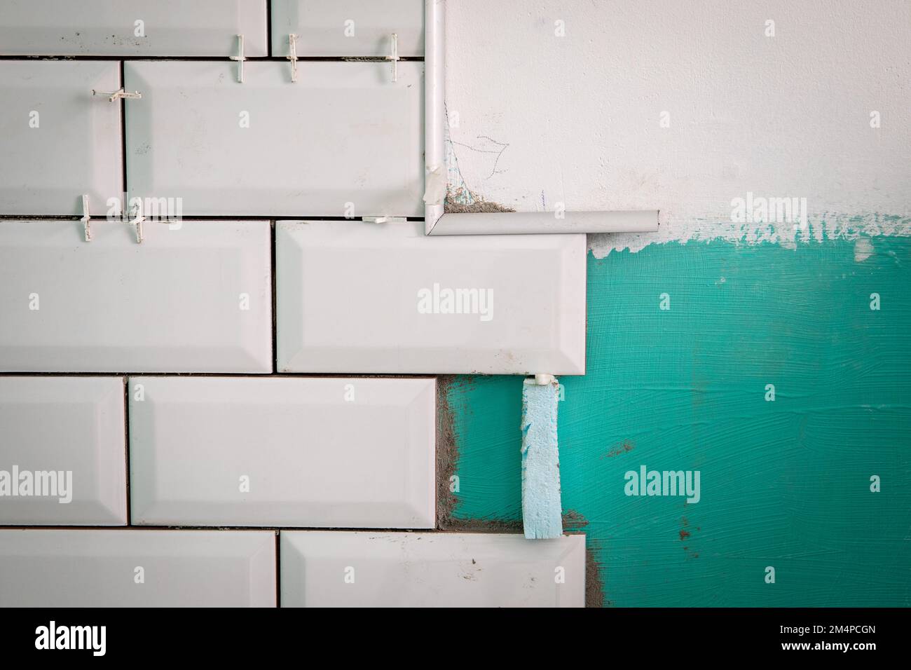 Tiling works. Subway style tiles in the bathroom Stock Photo - Alamy