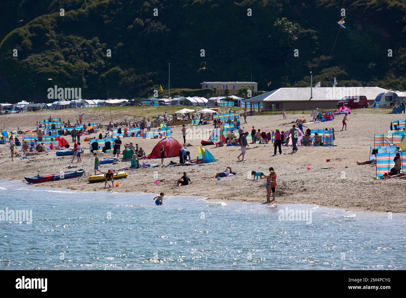 Crowded beach at Pentewan Sands in Cornwall, UK Stock Photo - Alamy