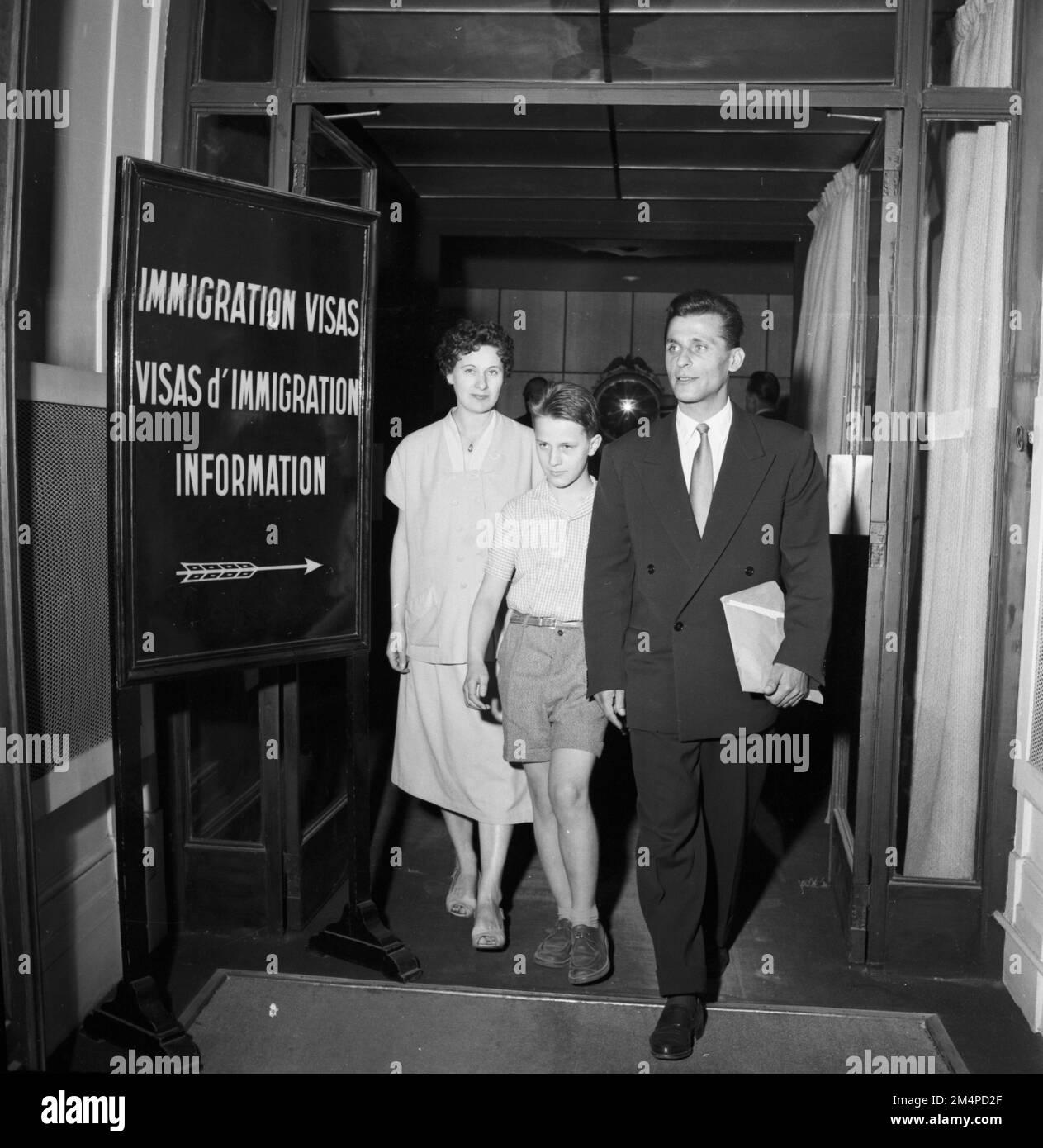 IFYE Students Arrive in Paris. Photographs of Marshall Plan Programs ...